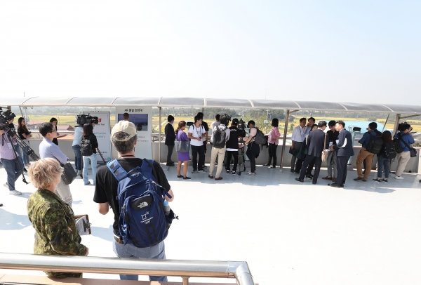 10개국 외신 기자단, 대성동 DMZ 'KT 5G 빌리지' 방문