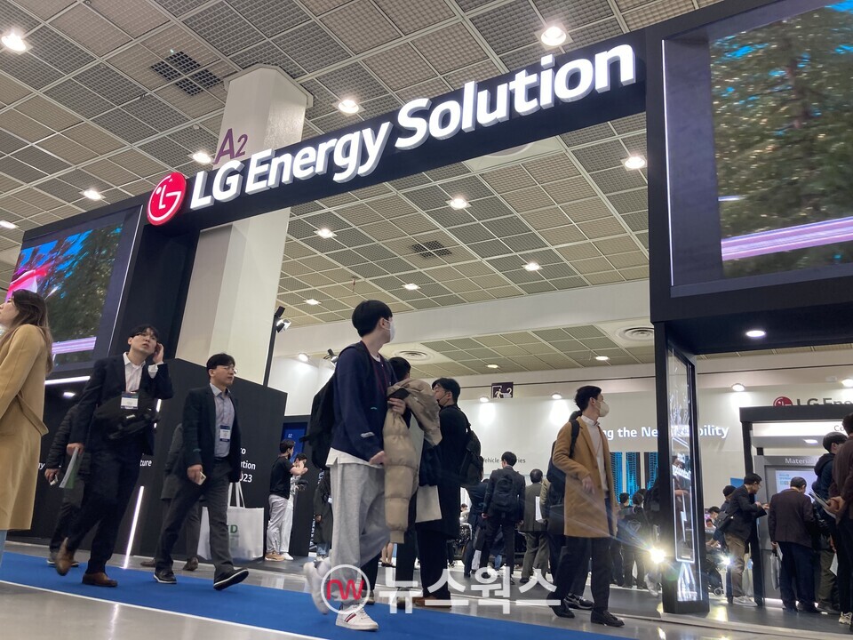 [단독] LG엔솔 '4680 배터리' 내년 양산 총력전…"日 파나소닉보다 1년 늦을 수도"